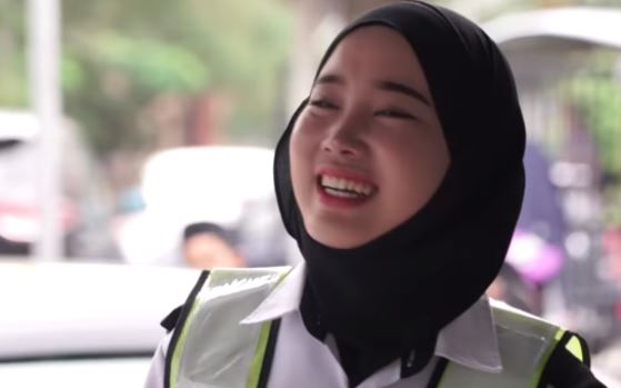 4 Sebab Kenapa Gadis Viral 19 Tahun Ini Tak Kisah Kerja 'Guard' Sekolah