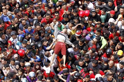 Demi Sebiji Apple, Seawal 6:30 Pagi Orang Dah Berkerumun & Ini 4 Lagi ...