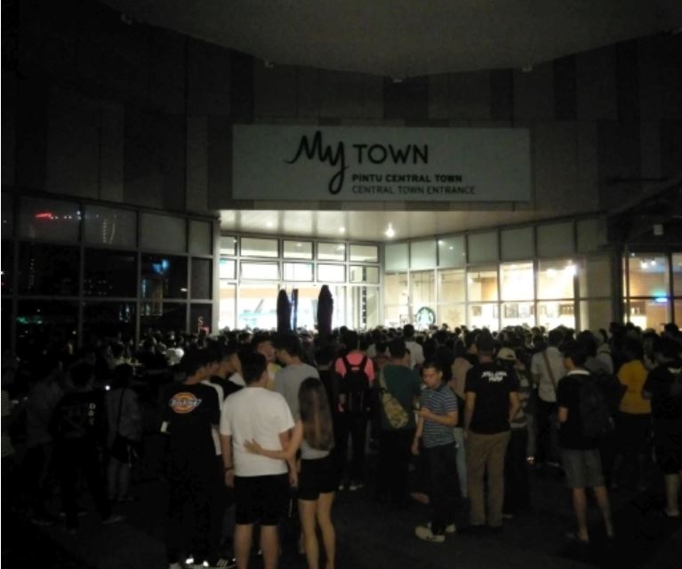 Demi Sebiji Apple, Seawal 6:30 Pagi Orang Dah Berkerumun & Ini 4 Lagi ...