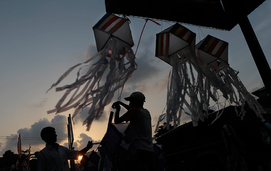 Selain Cederakan Diri Atas Bara Api, Ini Antara Ritual Lain Hari Wesak ...