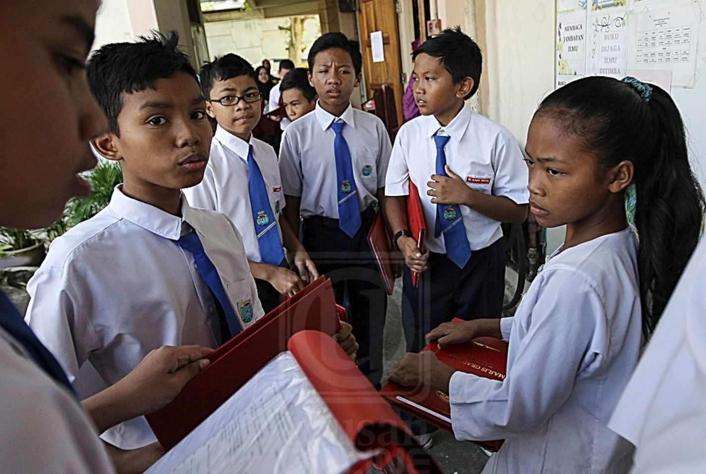 Cikgu Prihatin: Beli 55 Pasang Kasut Kerana Dia Dapati Muridnya Masih ...